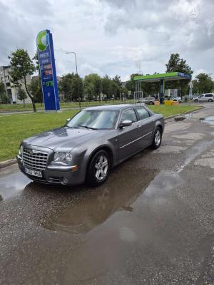 Pelēks Chrysler 300C 2009 Kauņa, ar dzinēja tilpumu 2.99 L un nobraukumu 299 tūkst. km par 2800 €, foto 5 vietnē AUTOMOTO.COM.LV