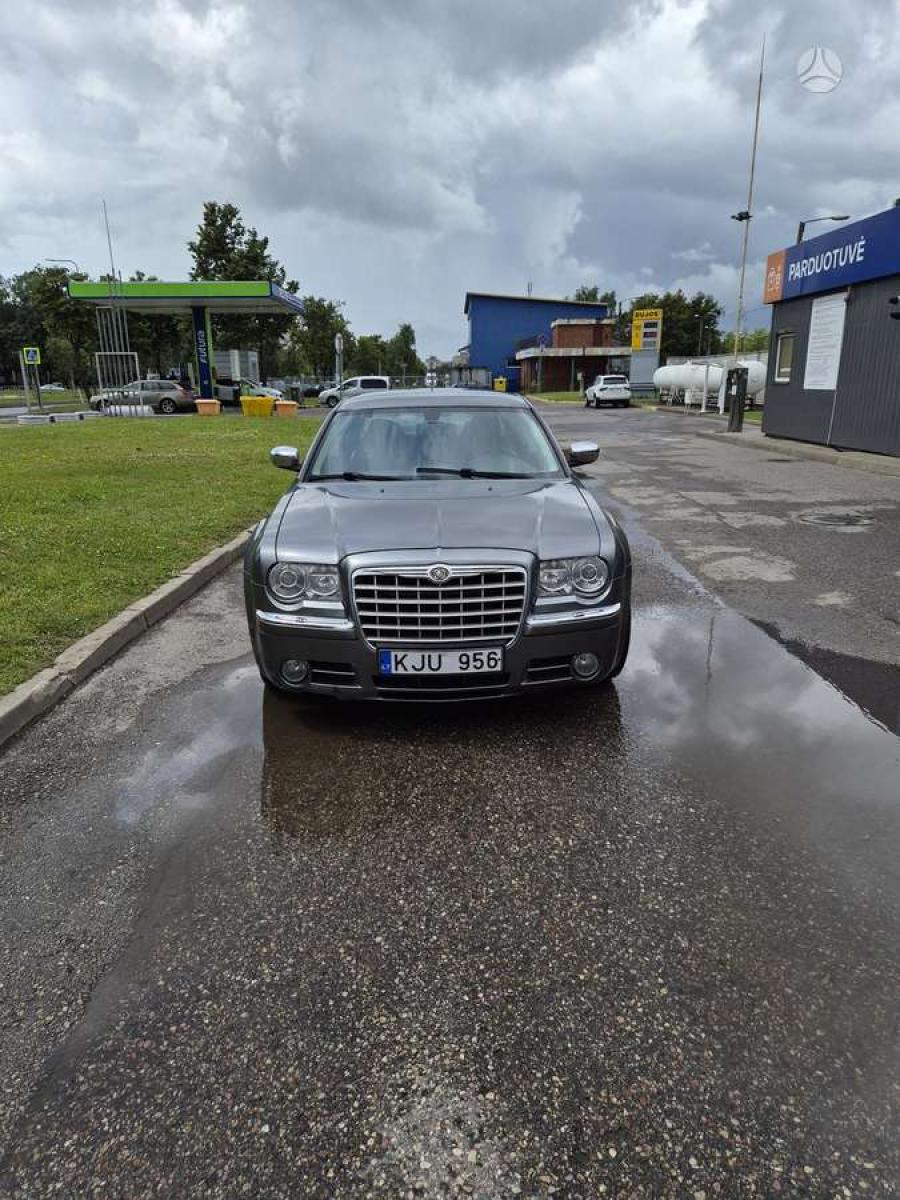 Pelēks Chrysler 300C 2009 Kauņa, ar dzinēja tilpumu 2.99 L un nobraukumu 299 tūkst. km par 2800 €, foto 6 vietnē AUTOMOTO.COM.LV