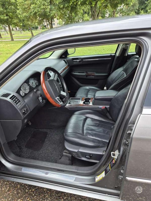 Pelēks Chrysler 300C 2009 Kauņa, ar dzinēja tilpumu 2.99 L un nobraukumu 299 tūkst. km par 2800 €, foto 6 vietnē AUTOMOTO.COM.LV