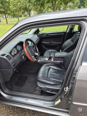 Pelēks Chrysler 300C 2009 Kauņa, ar dzinēja tilpumu 2.99 L un nobraukumu 299 tūkst. km par 2800 €, foto 7 vietnē AUTOMOTO.COM.LV