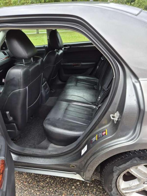 Pelēks Chrysler 300C 2009 Kauņa, ar dzinēja tilpumu 2.99 L un nobraukumu 299 tūkst. km par 2800 €, foto 7 vietnē AUTOMOTO.COM.LV