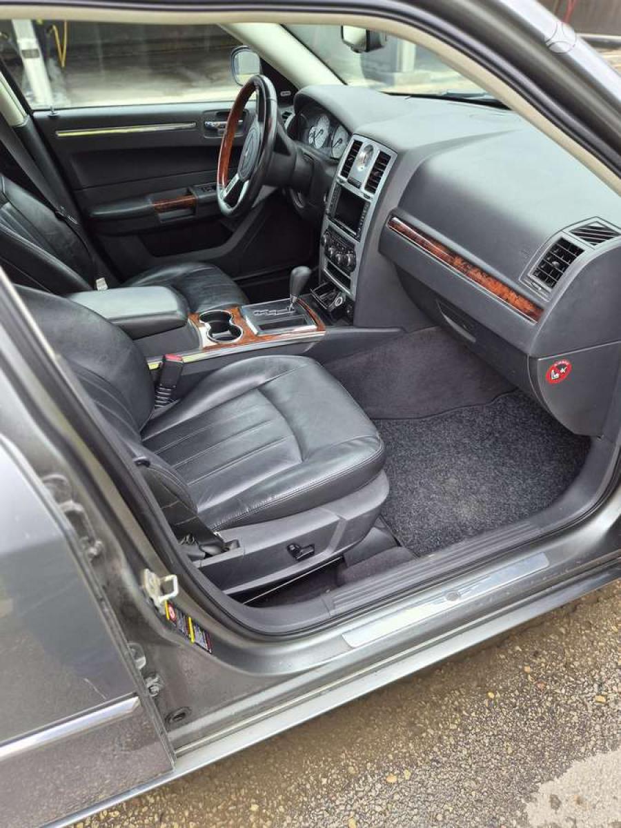 Pelēks Chrysler 300C 2009 Kauņa, ar dzinēja tilpumu 2.99 L un nobraukumu 299 tūkst. km par 2800 €, foto 9 vietnē AUTOMOTO.COM.LV