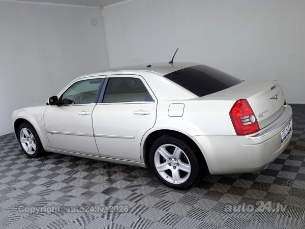 Pelēks Chrysler 300C 2010 Tallina, ar dzinēja tilpumu 3.00 L un nobraukumu 312 tūkst. km par 2799 €, foto 4 vietnē AUTOMOTO.COM.LV
