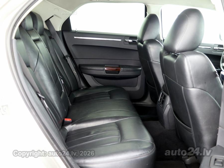 Grey Chrysler 300C 2010 in Tallinn, with an engine capacity of 3.00 L and mileage of 312 thousand km for 2799 €, photo 8 on AUTOMOTO.COM.LV