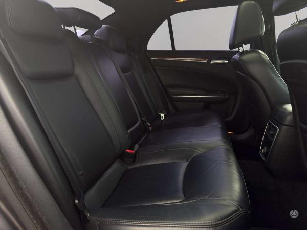 Grey Chrysler 300C 2013 in Kaunas, with an engine capacity of 3.60 L and mileage of 212 thousand km for 8199 €, photo 10 on AUTOMOTO.COM.LV