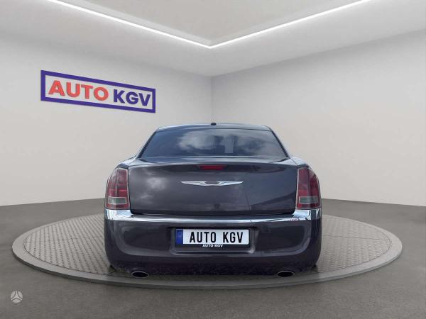 Grey Chrysler 300C 2013 in Kaunas, with an engine capacity of 3.60 L and mileage of 212 thousand km for 8199 €, photo 4 on AUTOMOTO.COM.LV