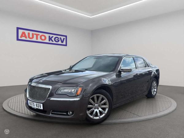 Grey Chrysler 300C 2013 in Kaunas, with an engine capacity of 3.60 L and mileage of 212 thousand km for 8199 €, photo 1 on AUTOMOTO.COM.LV