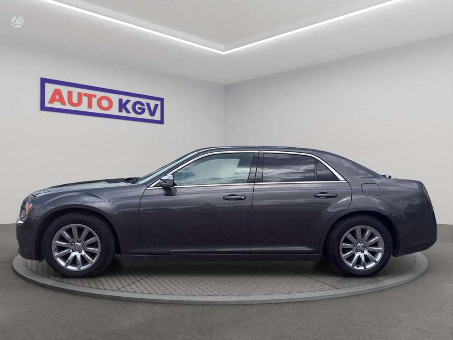 Grey Chrysler 300C 2013 in Kaunas, with an engine capacity of 3.60 L and mileage of 212 thousand km for 8199 €, photo 3 on AUTOMOTO.COM.LV