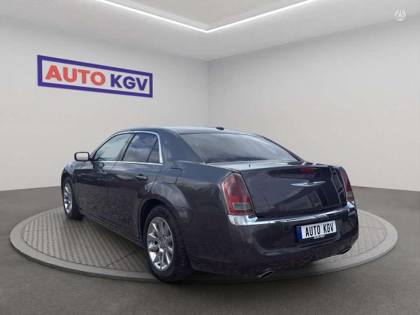 Grey Chrysler 300C 2013 in Kaunas, with an engine capacity of 3.60 L and mileage of 212 thousand km for 8199 €, photo 3 on AUTOMOTO.COM.LV