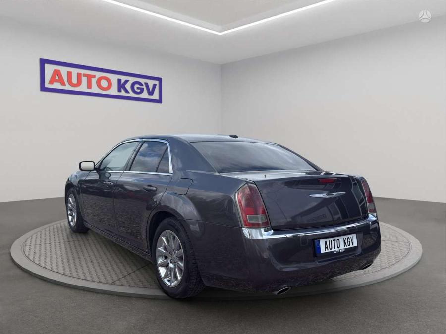 Grey Chrysler 300C 2013 in Kaunas, with an engine capacity of 3.60 L and mileage of 212 thousand km for 8199 €, photo 4 on AUTOMOTO.COM.LV