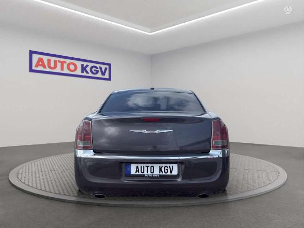Grey Chrysler 300C 2013 in Kaunas, with an engine capacity of 3.60 L and mileage of 212 thousand km for 8199 €, photo 4 on AUTOMOTO.COM.LV