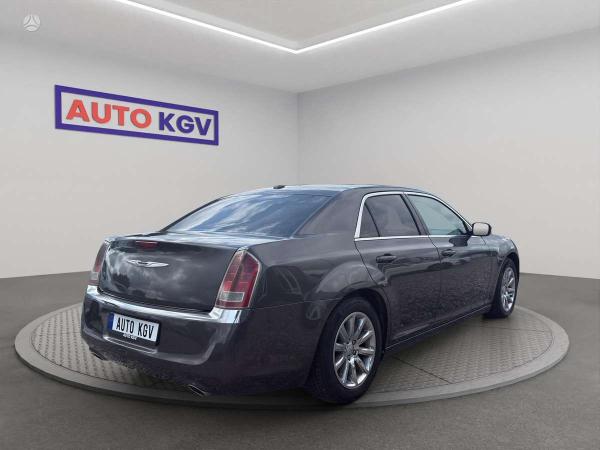 Grey Chrysler 300C 2013 in Kaunas, with an engine capacity of 3.60 L and mileage of 212 thousand km for 8199 €, photo 5 on AUTOMOTO.COM.LV