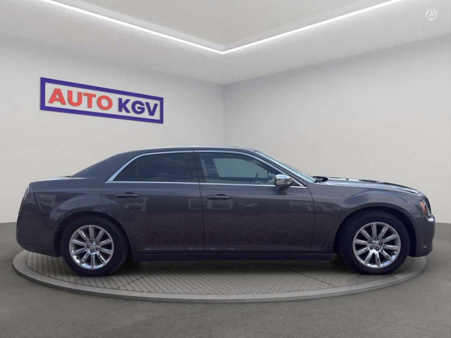 Grey Chrysler 300C 2013 in Kaunas, with an engine capacity of 3.60 L and mileage of 212 thousand km for 8199 €, photo 7 on AUTOMOTO.COM.LV