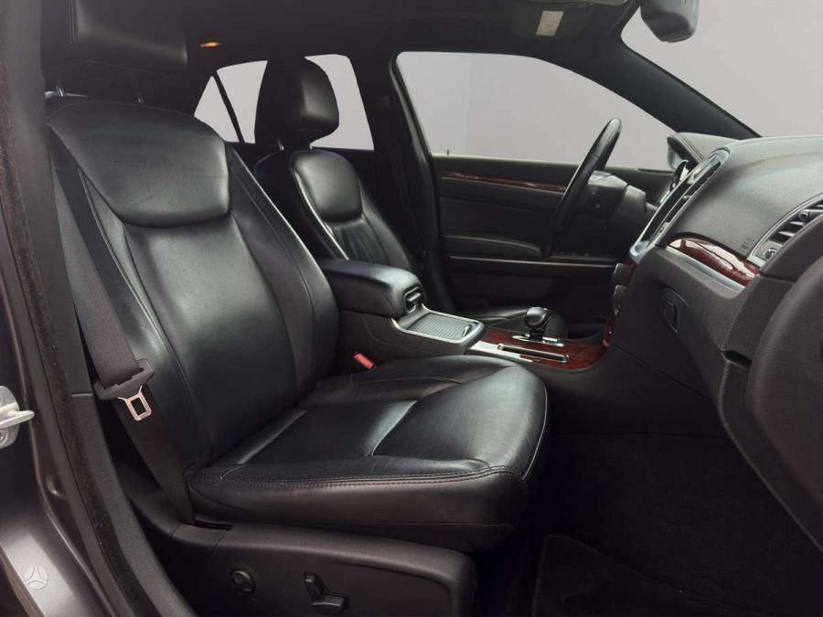 Grey Chrysler 300C 2013 in Kaunas, with an engine capacity of 3.60 L and mileage of 212 thousand km for 8199 €, photo 9 on AUTOMOTO.COM.LV