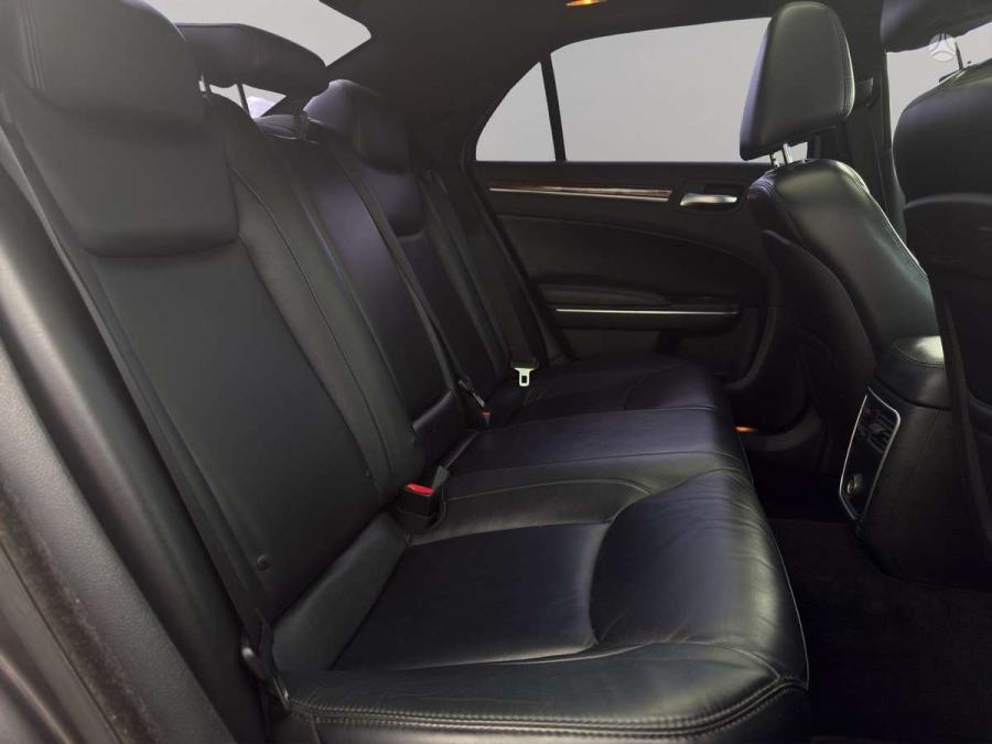 Grey Chrysler 300C 2013 in Kaunas, with an engine capacity of 3.60 L and mileage of 212 thousand km for 8199 €, photo 11 on AUTOMOTO.COM.LV