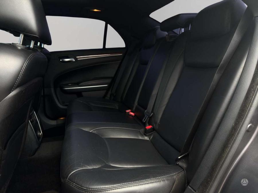 Grey Chrysler 300C 2013 in Kaunas, with an engine capacity of 3.60 L and mileage of 212 thousand km for 8199 €, photo 13 on AUTOMOTO.COM.LV