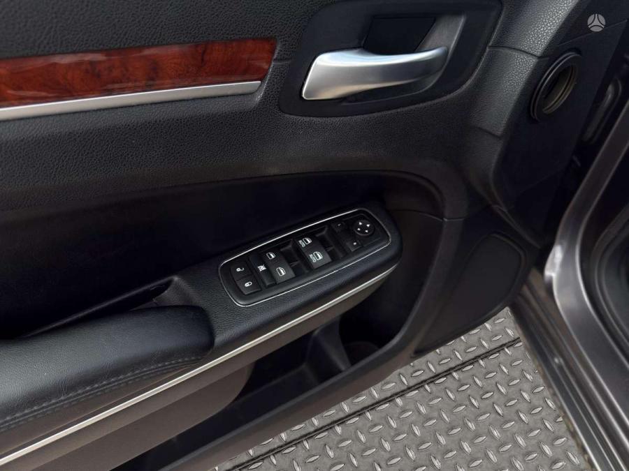 Grey Chrysler 300C 2013 in Kaunas, with an engine capacity of 3.60 L and mileage of 212 thousand km for 8199 €, photo 15 on AUTOMOTO.COM.LV