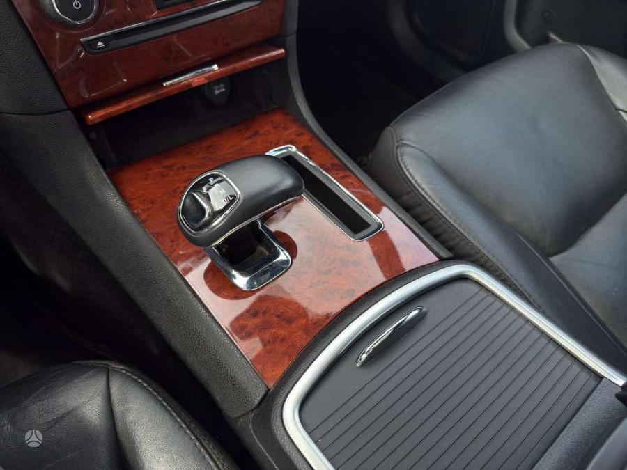 Grey Chrysler 300C 2013 in Kaunas, with an engine capacity of 3.60 L and mileage of 212 thousand km for 8199 €, photo 17 on AUTOMOTO.COM.LV