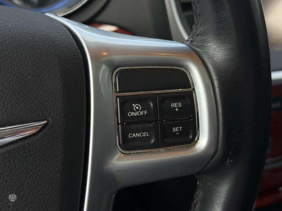 Grey Chrysler 300C 2013 in Kaunas, with an engine capacity of 3.60 L and mileage of 212 thousand km for 8199 €, photo 20 on AUTOMOTO.COM.LV