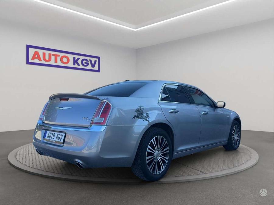Серый Крайслер 300C 2014 в Клайпеда, объемом двигателя 5.70 л и пробегом 133 тыс. км за 12499 €, фото 6 на AUTOMOTO.COM.LV