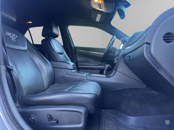 Серый Крайслер 300C 2014 в Клайпеда, объемом двигателя 5.70 л и пробегом 133 тыс. км за 12499 €, фото 7 на AUTOMOTO.COM.LV