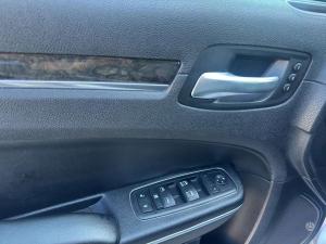 Pelēks Chrysler 300C 2014 Klaipėda, ar dzinēja tilpumu 5.70 L un nobraukumu 133 tūkst. km par 12499 €, foto 12 vietnē AUTOMOTO.COM.LV