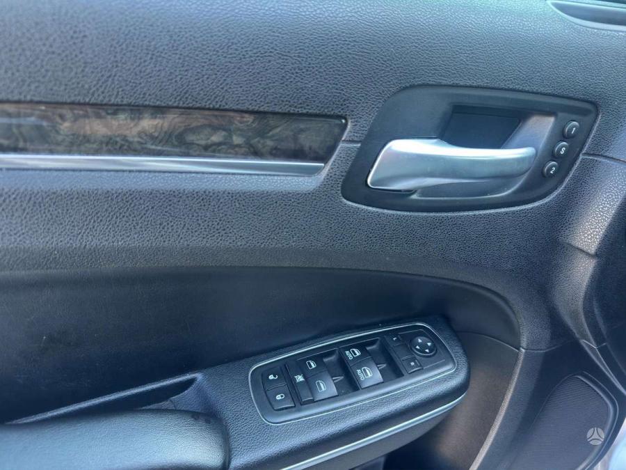 Pelēks Chrysler 300C 2014 Klaipėda, ar dzinēja tilpumu 5.70 L un nobraukumu 133 tūkst. km par 12499 €, foto 12 vietnē AUTOMOTO.COM.LV
