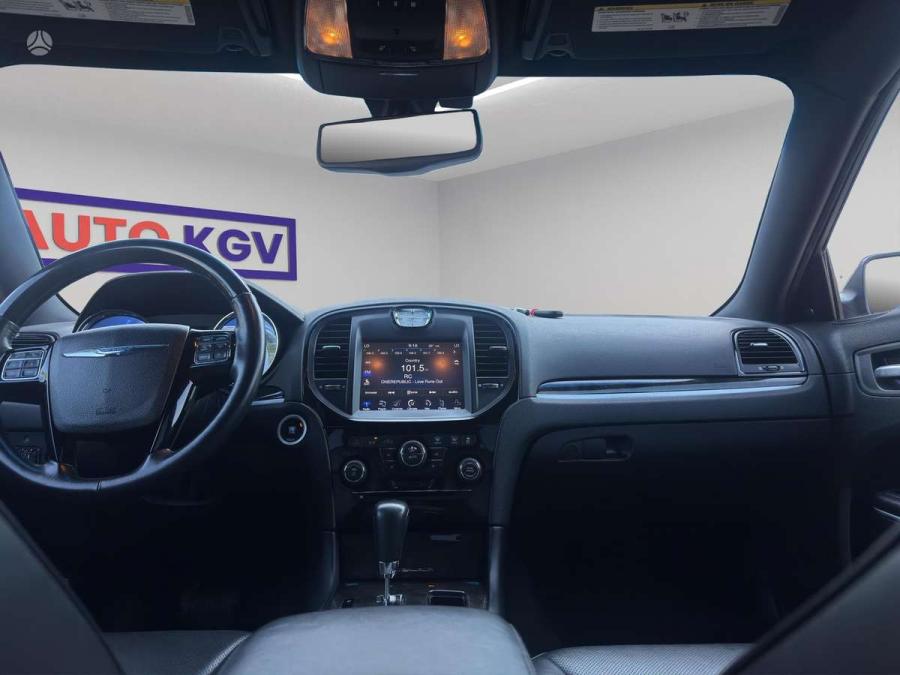 Pelēks Chrysler 300C 2014 Klaipėda, ar dzinēja tilpumu 5.70 L un nobraukumu 133 tūkst. km par 12499 €, foto 11 vietnē AUTOMOTO.COM.LV