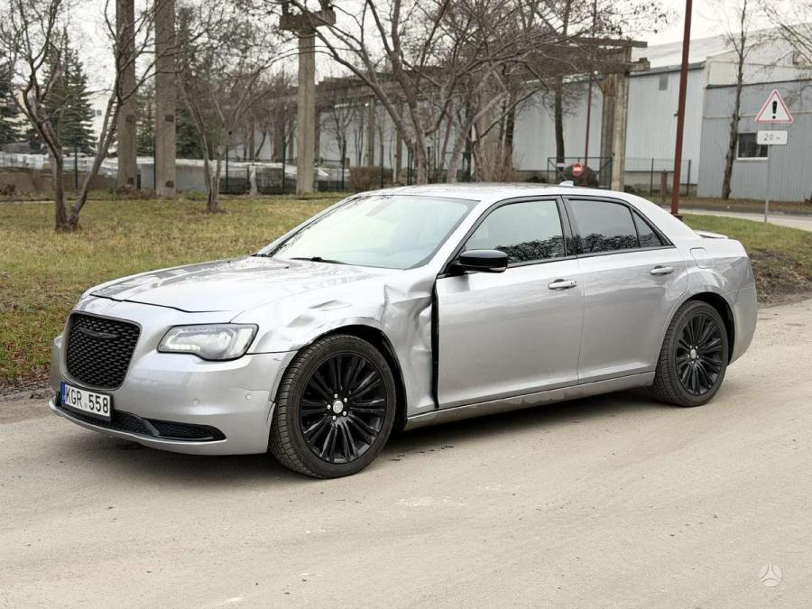 Grey Chrysler 300C 2015 in Siauliai, with an engine capacity of 3.60 L and mileage of 169 thousand km for 6900 €, photo 2 on AUTOMOTO.COM.LV