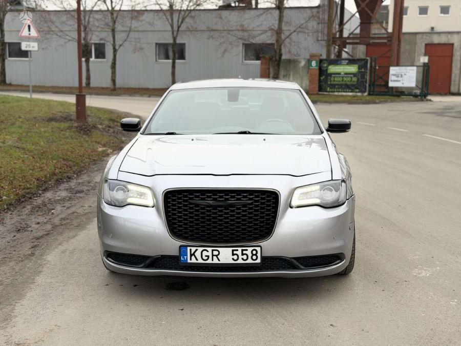 Grey Chrysler 300C 2015 in Siauliai, with an engine capacity of 3.60 L and mileage of 169 thousand km for 6900 €, photo 3 on AUTOMOTO.COM.LV