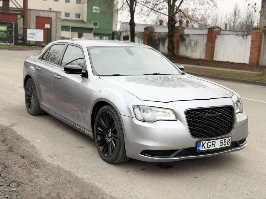 Grey Chrysler 300C 2015 in Siauliai, with an engine capacity of 3.60 L and mileage of 169 thousand km for 6900 €, photo 4 on AUTOMOTO.COM.LV