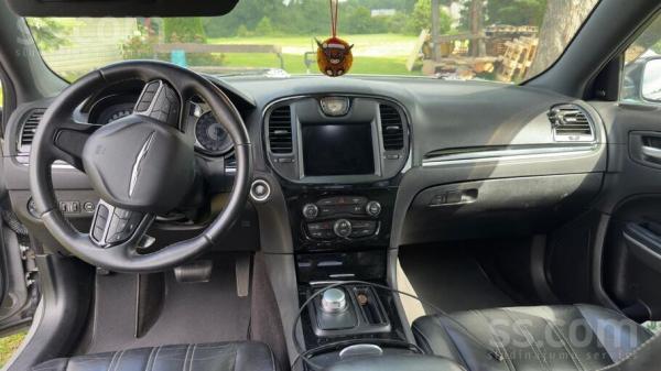 Grey Chrysler 300C 2019 in Limbazi, with an engine capacity of 3.60 L and mileage of 188 thousand km for 17500 €, photo 4 on AUTOMOTO.COM.LV
