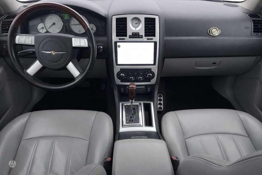 Grey Chrysler 300C 2006 in Siauliai, with an engine capacity of 3.00 L and mileage of 367 thousand km for 2950 €, photo 9 on AUTOMOTO.COM.LV