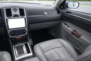 Grey Chrysler 300C 2006 in Siauliai, with an engine capacity of 3.00 L and mileage of 367 thousand km for 2950 €, photo 11 on AUTOMOTO.COM.LV