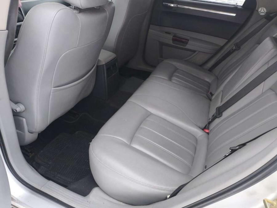 Grey Chrysler 300C 2006 in Siauliai, with an engine capacity of 3.00 L and mileage of 367 thousand km for 2950 €, photo 14 on AUTOMOTO.COM.LV