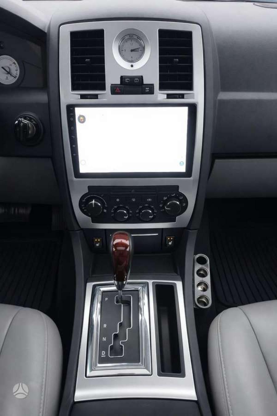 Grey Chrysler 300C 2006 in Siauliai, with an engine capacity of 3.00 L and mileage of 367 thousand km for 2950 €, photo 17 on AUTOMOTO.COM.LV