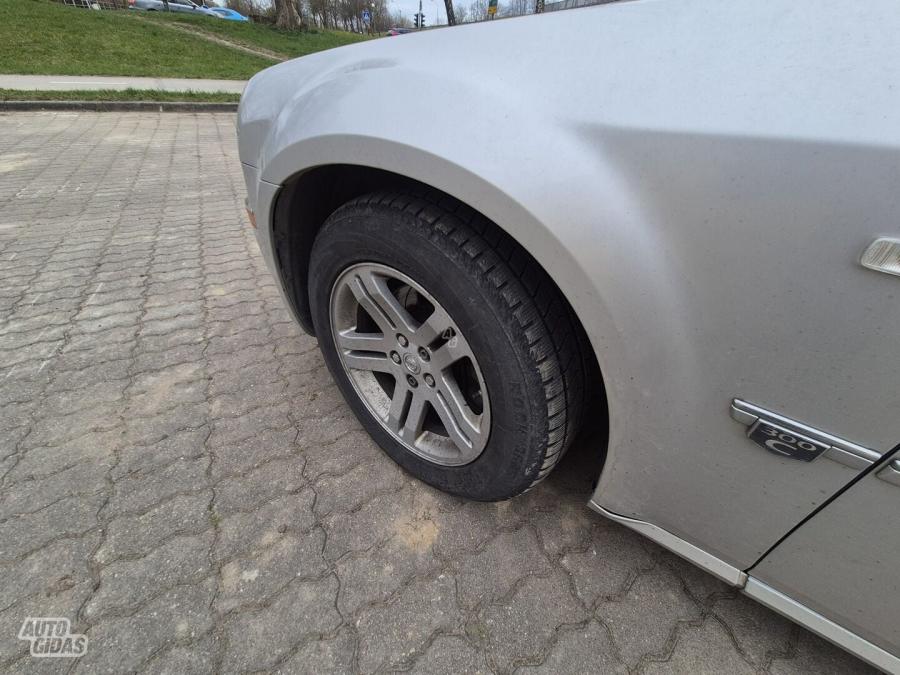 Серый Крайслер 300C 2006 в Клайпеда, объемом двигателя 3.00 л и пробегом 409 тыс. км за 1800 €, фото 10 на AUTOMOTO.COM.LV
