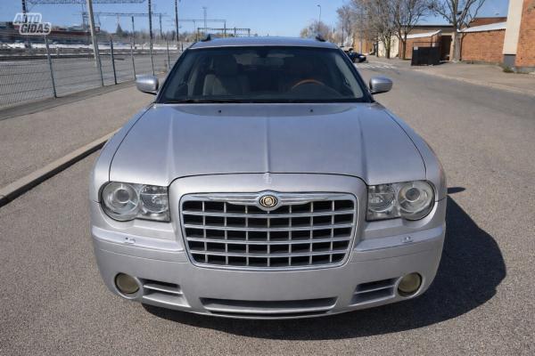 Pelēks Chrysler 300C 2006 Šauļi, ar dzinēja tilpumu 3.00 L un nobraukumu 367 tūkst. km par 2300 €, foto 2 vietnē AUTOMOTO.COM.LV