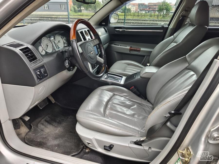 Grey Chrysler 300C 2006 in Siauliai, with an engine capacity of 3.00 L and mileage of 367 thousand km for 2350 €, photo 10 on AUTOMOTO.COM.LV