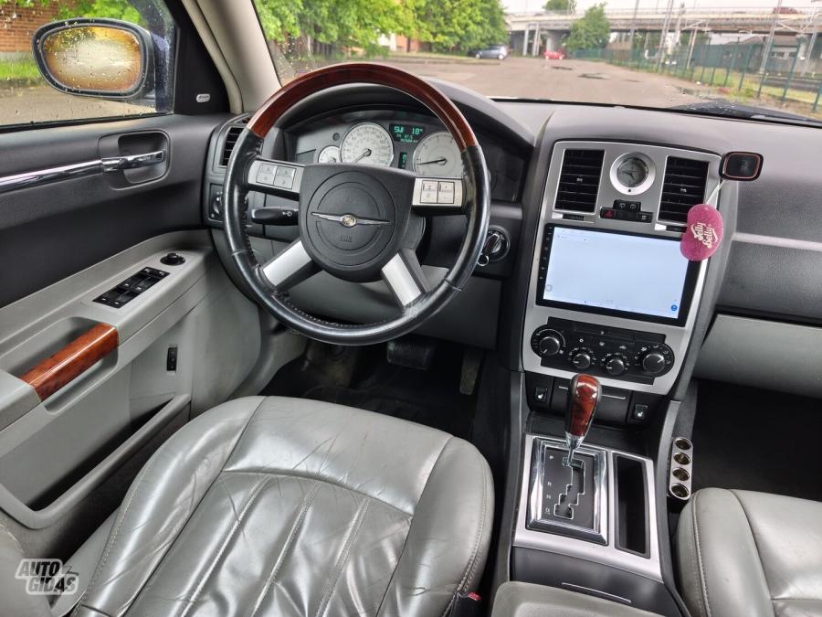 Grey Chrysler 300C 2006 in Siauliai, with an engine capacity of 3.00 L and mileage of 367 thousand km for 2350 €, photo 11 on AUTOMOTO.COM.LV