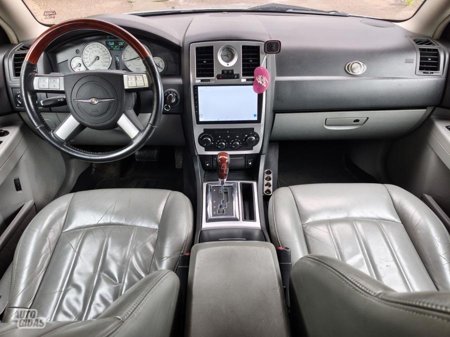 Grey Chrysler 300C 2006 in Siauliai, with an engine capacity of 3.00 L and mileage of 367 thousand km for 2350 €, photo 12 on AUTOMOTO.COM.LV