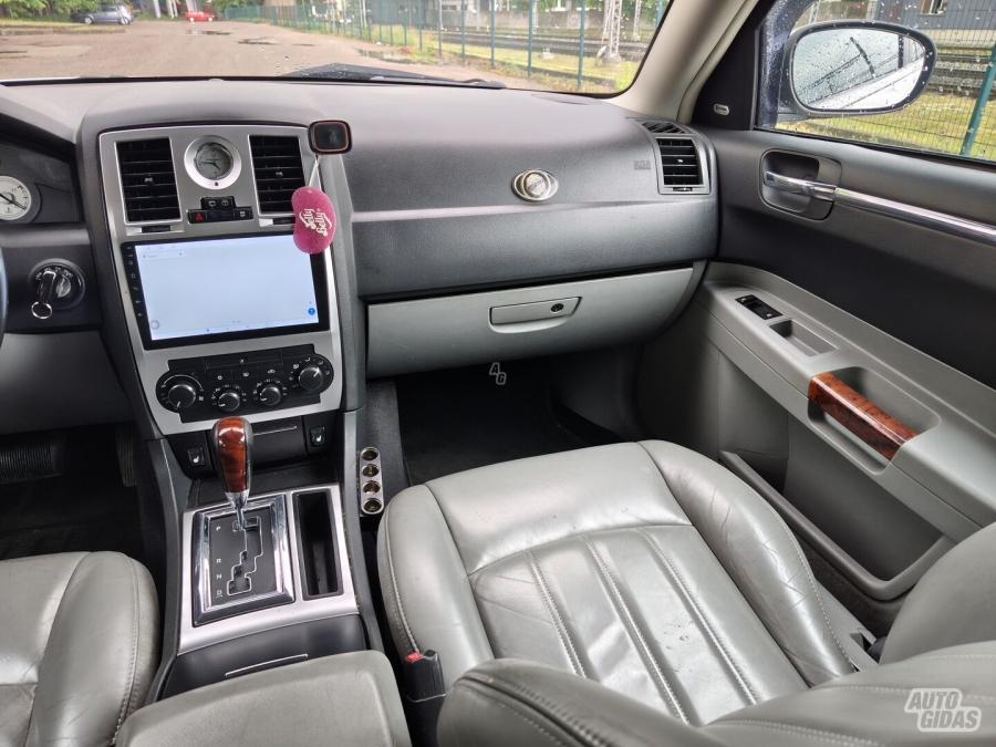 Grey Chrysler 300C 2006 in Siauliai, with an engine capacity of 3.00 L and mileage of 367 thousand km for 2350 €, photo 14 on AUTOMOTO.COM.LV