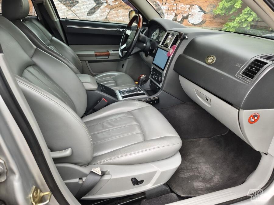Grey Chrysler 300C 2006 in Siauliai, with an engine capacity of 3.00 L and mileage of 367 thousand km for 2350 €, photo 15 on AUTOMOTO.COM.LV