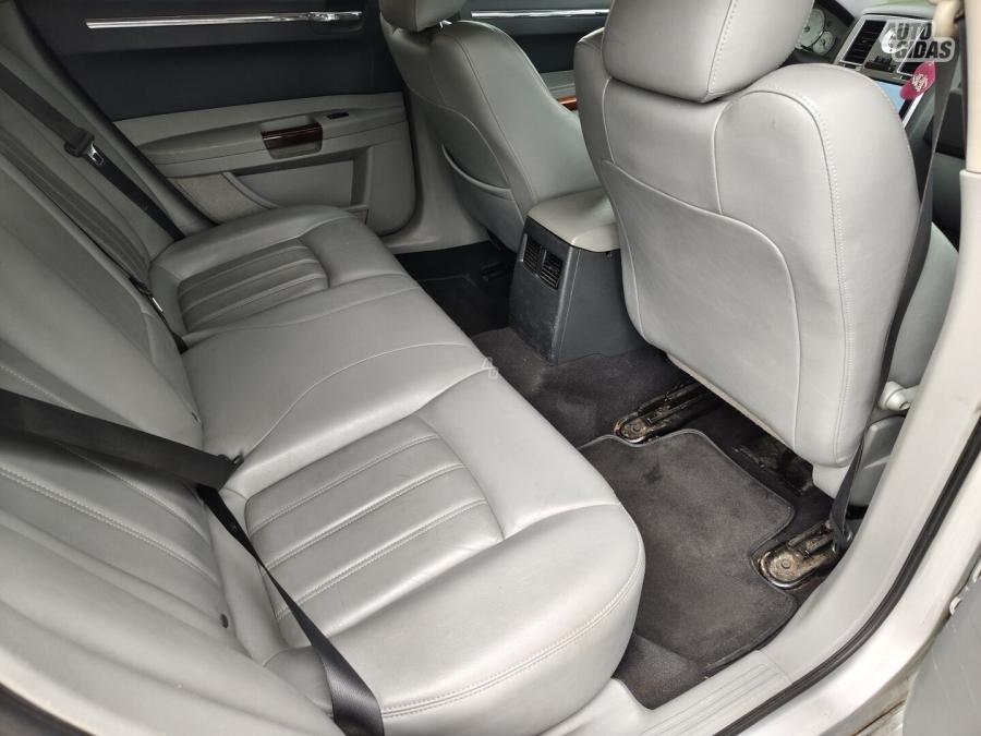 Grey Chrysler 300C 2006 in Siauliai, with an engine capacity of 3.00 L and mileage of 367 thousand km for 2350 €, photo 16 on AUTOMOTO.COM.LV