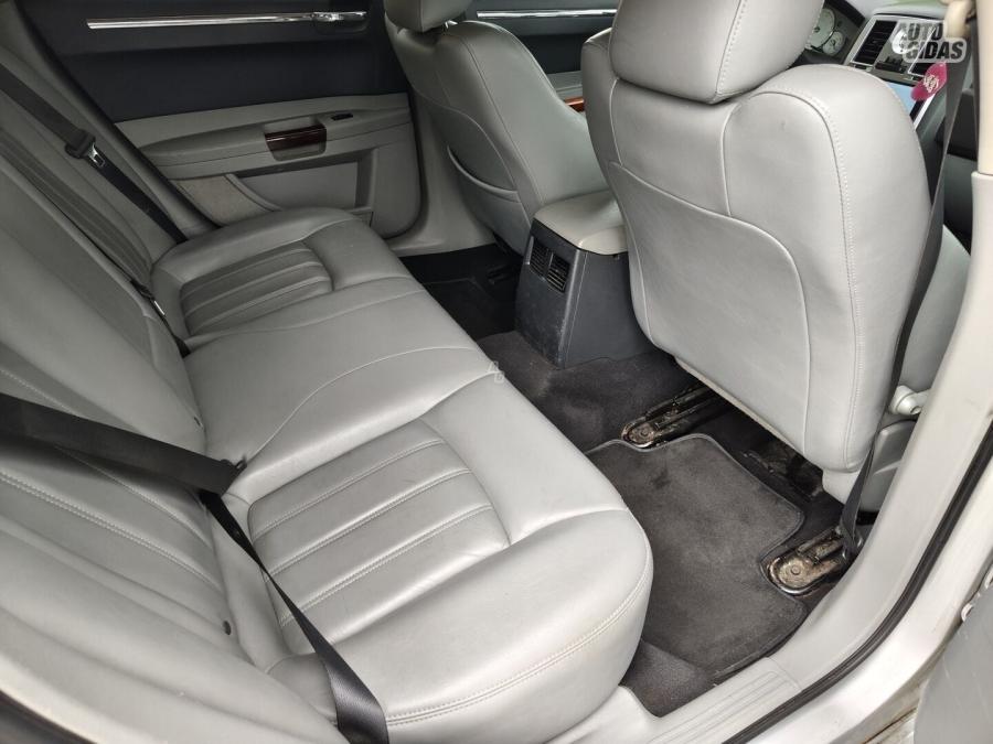 Pelēks Chrysler 300C 2006 Šauļi, ar dzinēja tilpumu 3.00 L un nobraukumu 367 tūkst. km par 2350 €, foto 16 vietnē AUTOMOTO.COM.LV