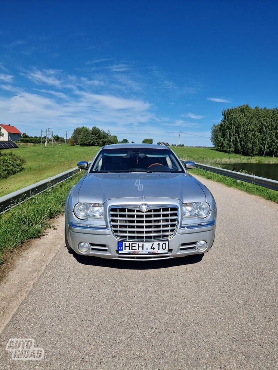 Grey Chrysler 300C 2006 in Kaunas, with an engine capacity of 3.00 L and mileage of 321 thousand km for 2400 €, photo 6 on AUTOMOTO.COM.LV