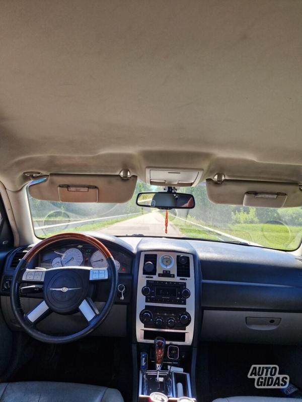 Grey Chrysler 300C 2006 in Kaunas, with an engine capacity of 3.00 L and mileage of 321 thousand km for 2400 €, photo 7 on AUTOMOTO.COM.LV