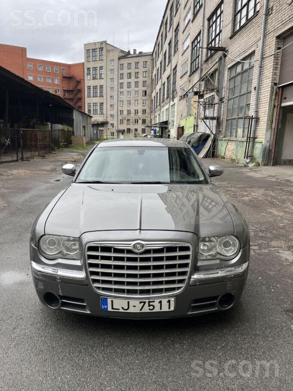Pelēks Chrysler 300C 2006 Rīga, ar dzinēja tilpumu 3.00 L un nobraukumu 360 tūkst. km par 2200 €, foto 2 vietnē AUTOMOTO.COM.LV