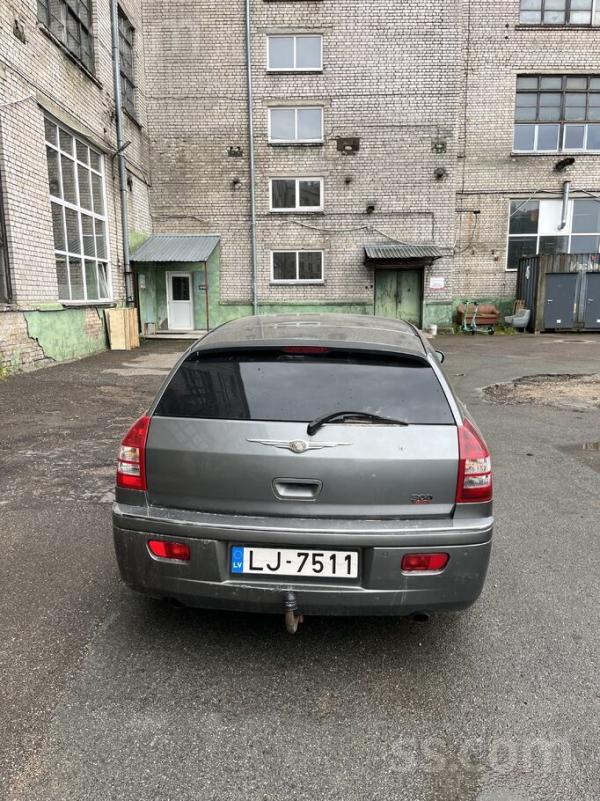 Pelēks Chrysler 300C 2006 Rīga, ar dzinēja tilpumu 3.00 L un nobraukumu 360 tūkst. km par 2200 €, foto 4 vietnē AUTOMOTO.COM.LV