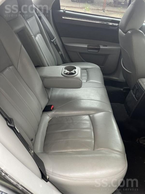 Pelēks Chrysler 300C 2006 Rīga, ar dzinēja tilpumu 3.00 L un nobraukumu 360 tūkst. km par 2200 €, foto 5 vietnē AUTOMOTO.COM.LV